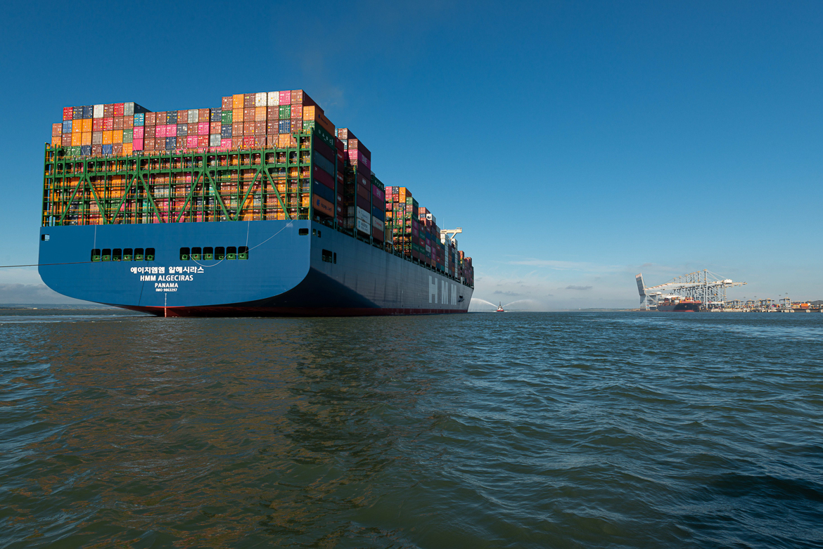 UK debut on the Thames for world's biggest container ship | Port of ...